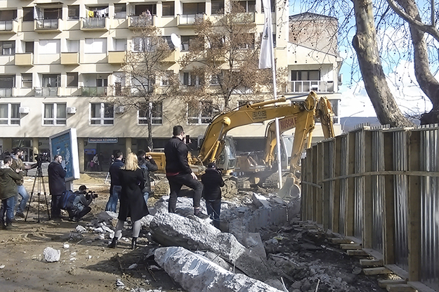 Mitrovica wall comes down - Leonora Aliu | Kosovo 2.0